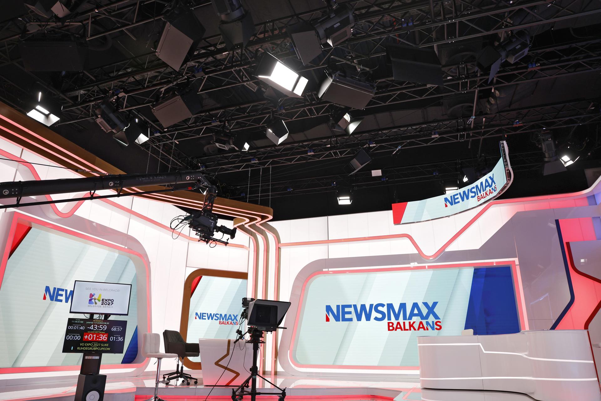 I Proiettori PROLIGHTS Illuminano il Nuovo Studio TV di Newsmax Bal...