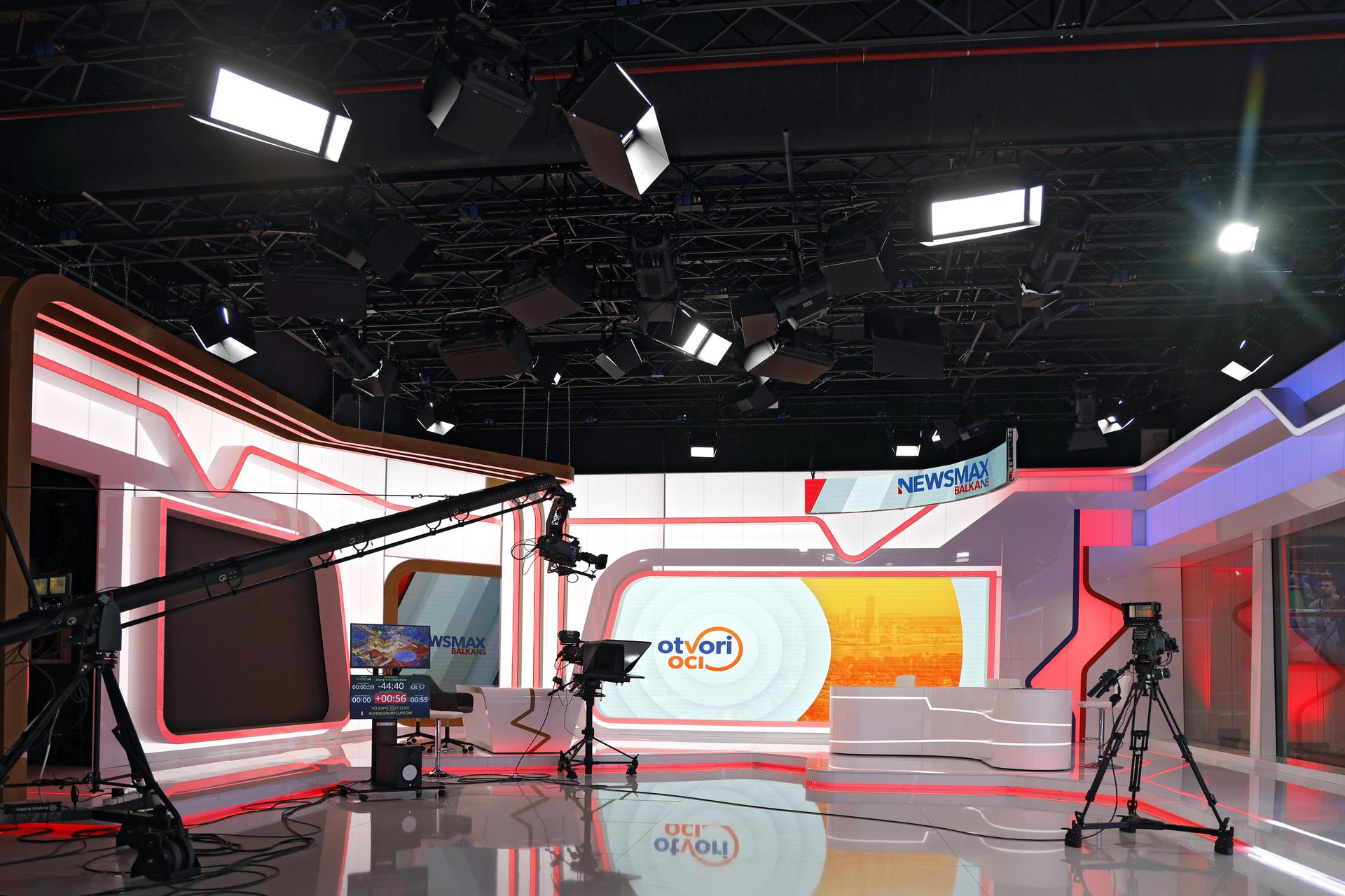 I Proiettori PROLIGHTS Illuminano il Nuovo Studio TV di Newsmax Bal...