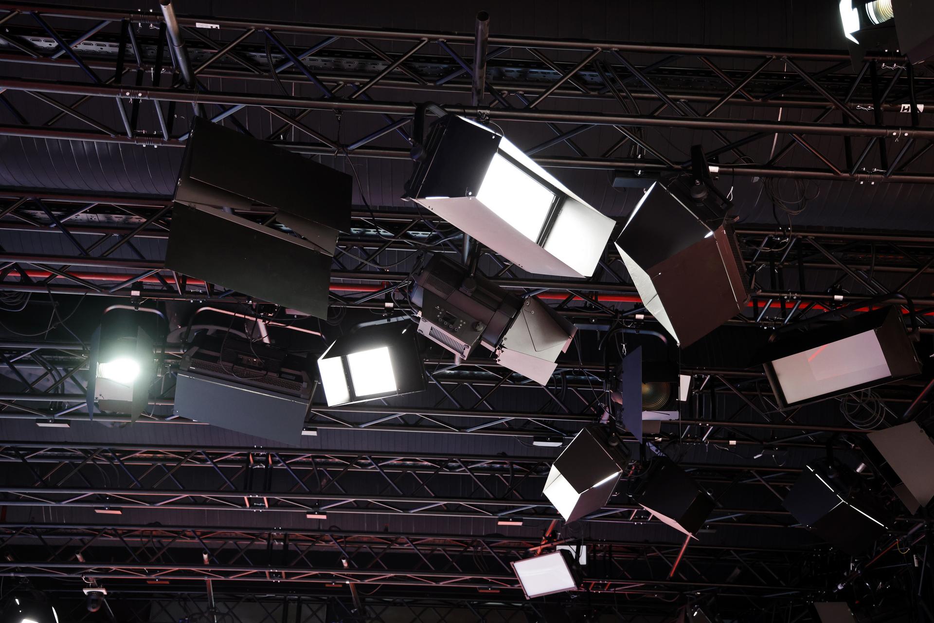 I Proiettori PROLIGHTS Illuminano il Nuovo Studio TV di Newsmax Bal...